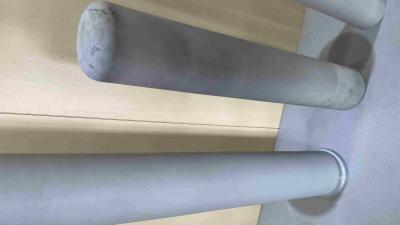 Китай Высокая чистота Черно-серый Диэлектрическая прочность Керамическая защитная труба из нитрида кремния, используемая в кислотной щелочной жидкости продается