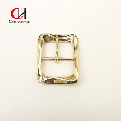 Cina 40mm Zinc Alloy Belt Buckle Gold Wavy Asymmetrical Bright Face Ladies in vendita