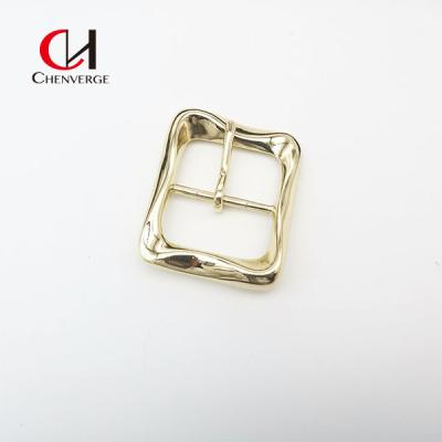Cina 40mm Zinc Alloy Belt Buckle Gold Wavy Asymmetrical Bright Face Ladies in vendita