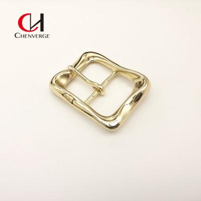 Cina 40mm Zinc Alloy Belt Buckle Gold Wavy Asymmetrical Bright Face Ladies in vendita