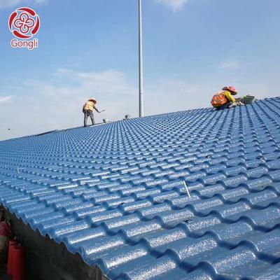 Cina PVC ondulato di prezzo franco fabbrica che copre le mattonelle spagnole della resina sintetica di stile asa degli strati in vendita