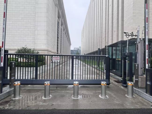 how do hydraulic bollards work