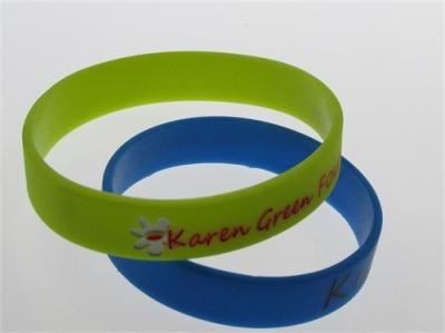 China one color filled light yellow silicone bracelets 202*12*2mm debossed and painted en venta