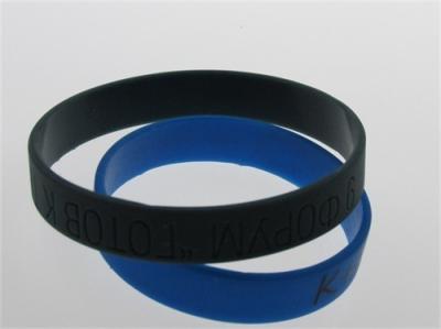 China solid color black custom debossed silicone bracelets en venta