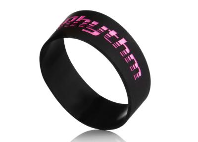 China la tinta de las pulseras del silicón de 1 pulgada llenó edage liso de la anchura del logotipo 25m m ningún flash en venta