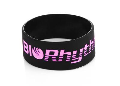 China Las pulseras del cáncer de pecho debossed y pintaron anchura negra del color 25m m en venta