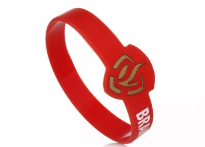 China La pulsera de la goma de silicona del cáncer grabada y el color llenado figuraron forma en venta