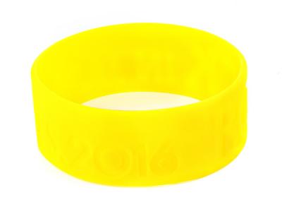 China Las pulseras del cáncer grabaron y debossed calidad de la anchura de 25m m buena en venta