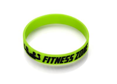 China Talla 12mm adulta de goma del color verde de las pulseras debossed y pintada de par en par en venta