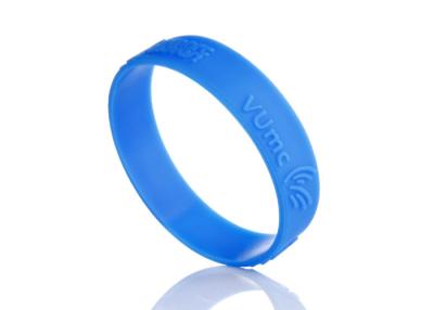 China las pulseras de encargo baratas del silicón debossed tamaño azul del color 202*15*2m m del logotipo en venta