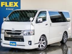 Toyota Hiace Van с оригинальным передним бампером Super GL, оригинальными 16-дюймовыми окисленными алюминиевыми дисками, оригинальными брызговиками, оригинальными светодиодными задними фонарями, оригинальными чехлами сидений, оригинальным комплектом BET, Alpine 11-дюймовый эквалайзер