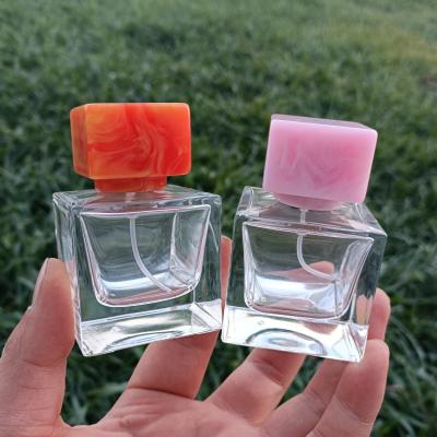 Cina Giro piano di vetro del cappuccio della resina della baionetta della bottiglia dello spruzzo di profumo del quadrato 50ml in vendita