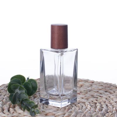 Cina Bottiglia su misura dello spruzzo di profumo 50ml con forma quadrata del cappuccio di legno in vendita
