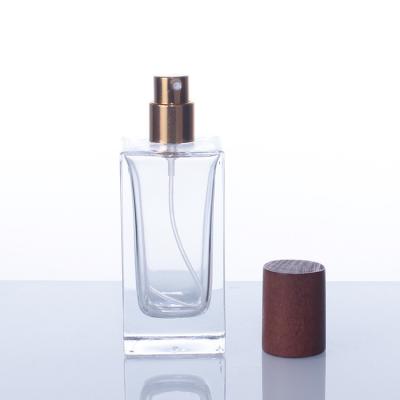 Cina Bottiglia su misura dello spruzzo di profumo 50ml con forma quadrata del cappuccio di legno in vendita
