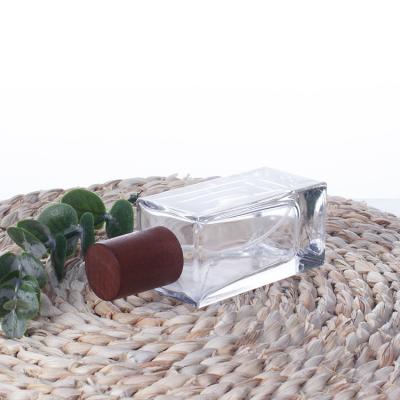 Cina Bottiglia su misura dello spruzzo di profumo 50ml con forma quadrata del cappuccio di legno in vendita