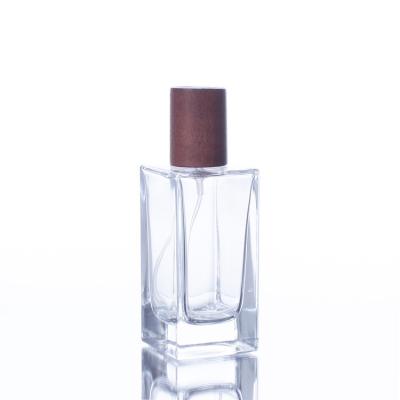 Cina Bottiglia su misura dello spruzzo di profumo 50ml con forma quadrata del cappuccio di legno in vendita