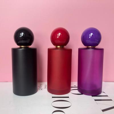 Cina vetro cosmetico del cappuccio di plastica della palla della bottiglia dello spruzzo di profumo di 500pcs 50ml in vendita