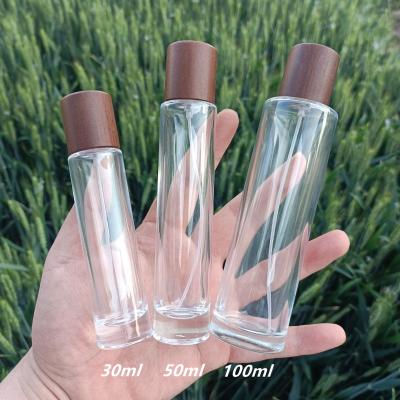 Cina coperchio di legno cilindrico vuoto del vetro da bottiglia dell'atomizzatore dello spruzzo di profumo 100ml in vendita
