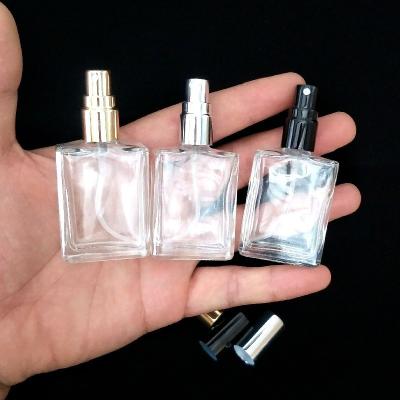 Cina Materiale da otturazione riciclabile vuoto di vetro quadrato piano della bottiglia 15ml dello spruzzo di profumo in vendita