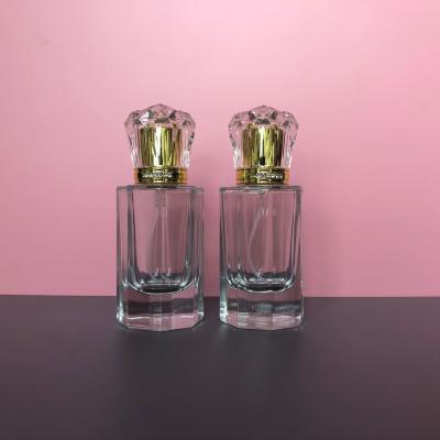 Cina Materiale da otturazione riciclabile di profumo 50ml dello spruzzo del tappo corona delicato cosmetico della bottiglia in vendita