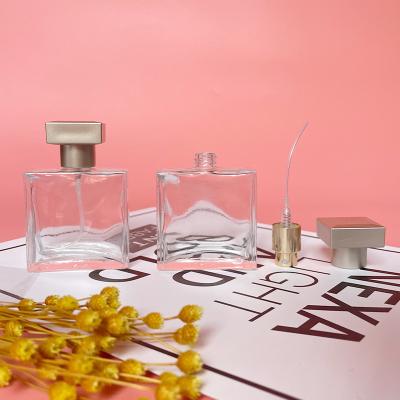 中国 25ml 50mlの香水スプレーのびんの化粧品は空携帯用ガラスを裂いた 販売のため