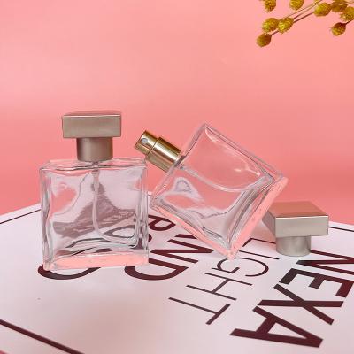 中国 25ml 50mlの香水スプレーのびんの化粧品は空携帯用ガラスを裂いた 販売のため