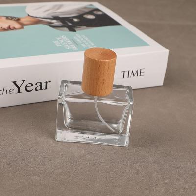 Cina Portatile da 30 ml per flacone di profumo spray in vetro noce con coperchio in faggio in vendita