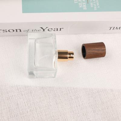 Cina Portatile da 30 ml per flacone di profumo spray in vetro noce con coperchio in faggio in vendita