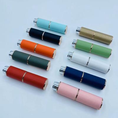 Cina Bottiglia di profumo spray ricaricabile da 8 ml in pelle rotante in vetro in vendita