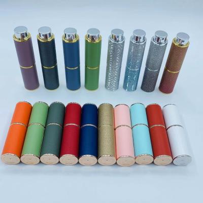 Cina Bottiglia di profumo spray ricaricabile da 8 ml in pelle rotante in vetro in vendita