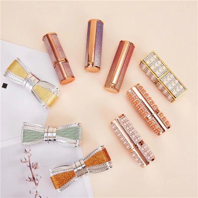 Cina La perla vuota della metropolitana del rossetto del diamante dorato di forma della cravatta a farfalla ha glassato il colore di pendenza in vendita