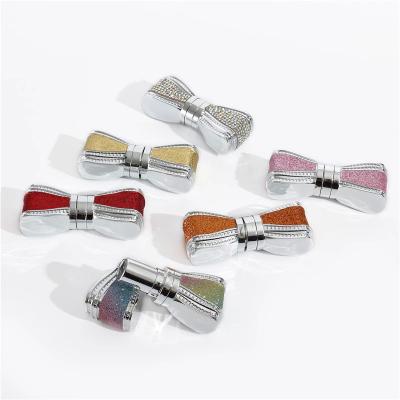 Cina La perla vuota della metropolitana del rossetto del diamante dorato di forma della cravatta a farfalla ha glassato il colore di pendenza in vendita