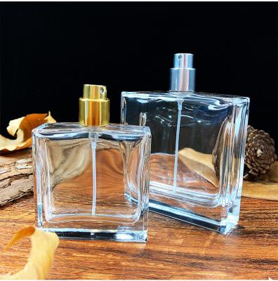 Cina Bottiglia all'ingrosso dello spruzzo di profumo di vetro del coperchio a vite del quadrato di Clrear 50ml 100ml con imballaggio in vendita