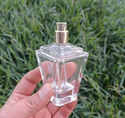 中国 注文のキャップ60mlの注文の正方形のひだの帽子の明確な香水スプレーのびん 販売のため