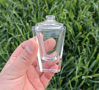 中国 注文のキャップ60mlの注文の正方形のひだの帽子の明確な香水スプレーのびん 販売のため