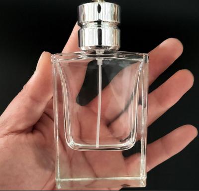 Cina Bottiglia vuota di alluminio di vetro 50ml dello spruzzo di profumo del chiaro alto cappuccio in vendita