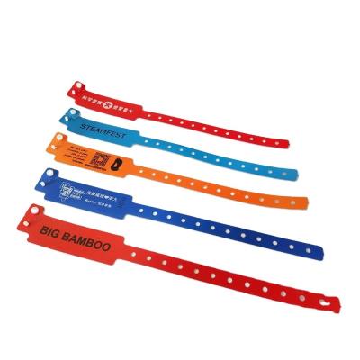 China Logotipo personalizado Tamaño adulto Pulsera de plástico / papel / compuesto para eventos de festivales con estilo en venta