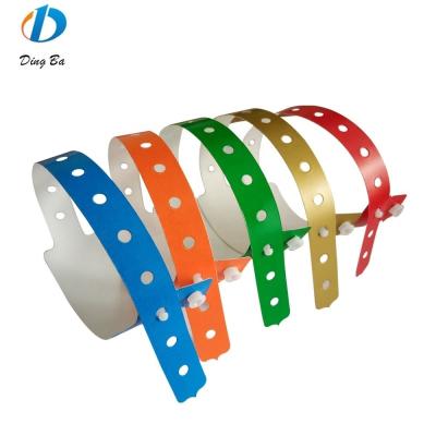 China Ticket Identificatie Band Armband Waterdicht Plastic ID Armband voor minder dan 1 Te koop