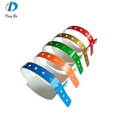 China Ticket Identificatie Band Armband Waterdicht Plastic ID Armband voor minder dan 1 Te koop