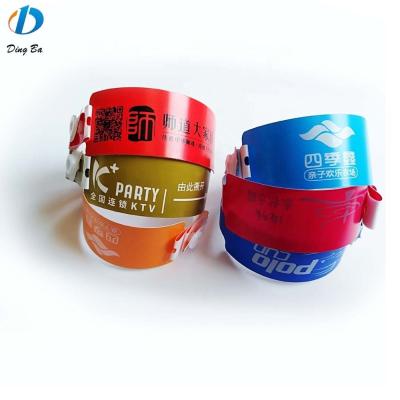 China Ticket Identificatie Band Armband Waterdicht Plastic ID Armband voor minder dan 1 Te koop
