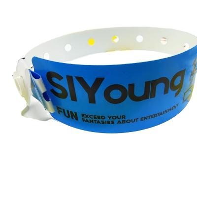 China Pulseras de identificación desechables Solución de plástico impermeable y personalizada para eventos en venta