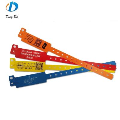 China Brazaletes de colores anchos e impermeables añaden un toque de color a su atuendo festivo en venta