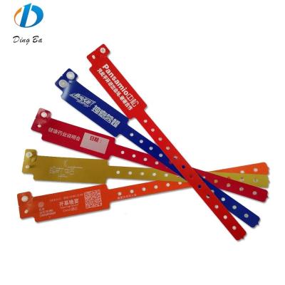 China Brazaletes de colores anchos e impermeables añaden un toque de color a su atuendo festivo en venta