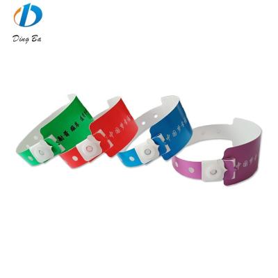 China Brazaletes de colores anchos e impermeables añaden un toque de color a su atuendo festivo en venta