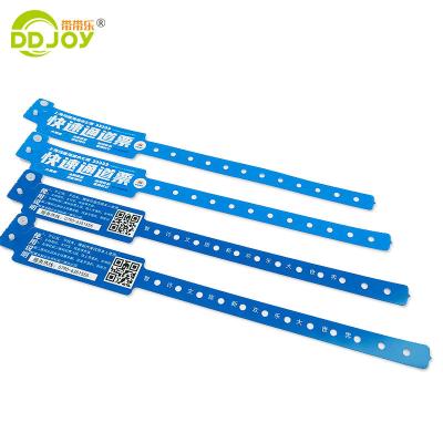 China PE Waterdicht Toegangsbewijzen Armband voor evenementen Club Park Custom Printing Logo Te koop