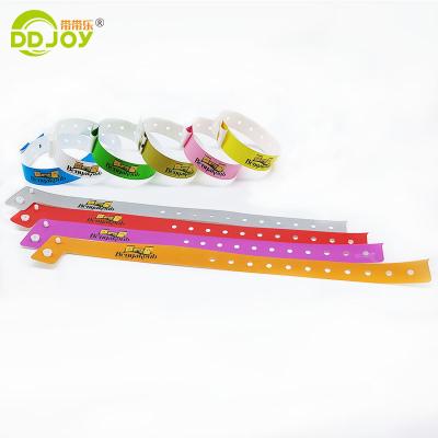 China PE Waterdicht Toegangsbewijzen Armband voor evenementen Club Park Custom Printing Logo Te koop
