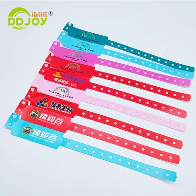 China PE Waterdicht Toegangsbewijzen Armband voor evenementen Club Park Custom Printing Logo Te koop