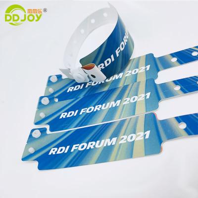 China PE Waterdicht Toegangsbewijzen Armband voor evenementen Club Park Custom Printing Logo Te koop