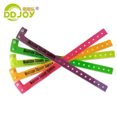 China Design Pulseira de plástico de PVC para ocasião de aniversário Faixa de pulso refletiva ecológica à venda
