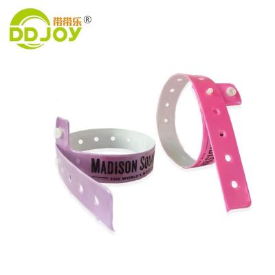 China Design Pulseira de plástico de PVC para ocasião de aniversário Faixa de pulso refletiva ecológica à venda